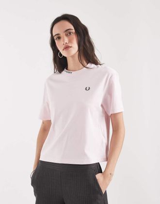 Fred Perry t-shirt &agrave; logo brod&eacute; en rose b&eacute;b&eacute;