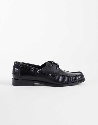Asos Bootsschuhe zum Schn&uuml;ren in Polido-Schwarz mit Raffung