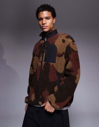 Asos Locker geschnittenes Teddyfell-Sweatshirt in Braun mit Stehkragen, durchgehendem Rei&szlig;verschluss, Tasche und Military-Muster-Bunt