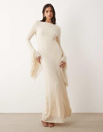 Asos Robe longue en tulle textur&eacute; &agrave; encolure bateau et manches &agrave; volants oversize - Cr&egrave;me-Blanc