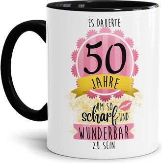 Tassendruck Tasse zum Geburtstag mit Spruch - Es dauerte 50 Jahre um so scharf und wunderbar zu sein - Geburtstagsgeschenk für Frauen, Keramiktasse Innen & Henkel