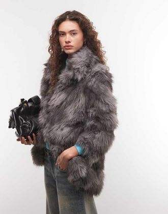 Monki manteau en faux-fur gris fonc&eacute;