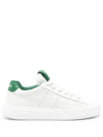 Miu Miu baskets en cuir &agrave; logo emboss&eacute; - Blanc