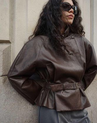NA-KD veste en imitation cuir avec d&eacute;tail ceinture marron