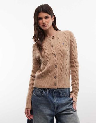 Polo Ralph Lauren gilet en maille torsad&eacute;e m&eacute;lange de laine &agrave; logo icon en camel tan-Marron