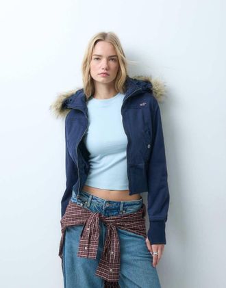 Hollister Cropped-Twill-Steppjacke mit faux-fur-Kapuze in Marineblau