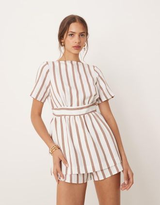 Asos Zweilagiger Playsuit in gestreiftem Naturton mit gebundener R&uuml;ckseite-Bunt