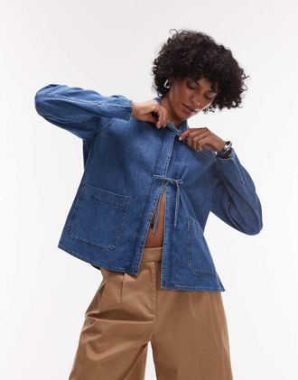 Arket Denim-Hemdjacke in mittelblauer Waschung mit Bindedetail vorne