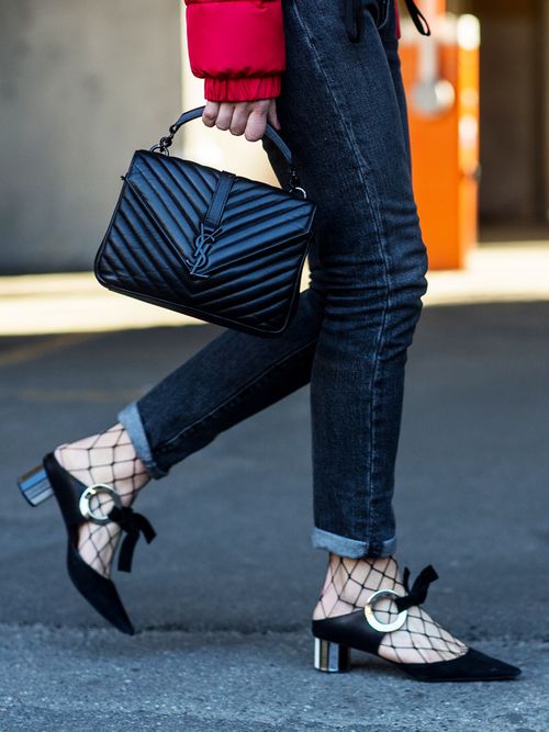 Carlotta Rubaltelli associe son Levi's à un sac de chez Saint Laurent et des sandales à talons mi-hauts.