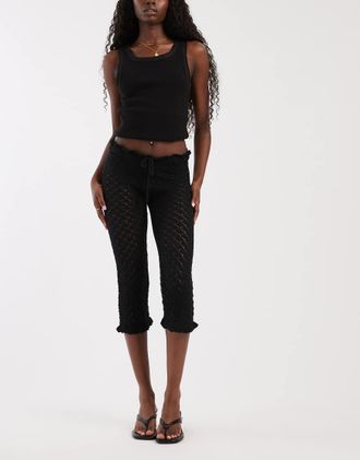 Motel Renuka - Gestrickte Caprihose in Schwarz mit R&uuml;schensaum