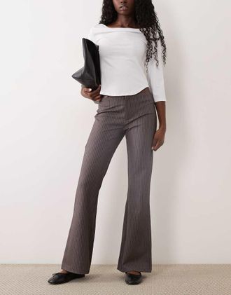 Motel yaswa pantalon flare &agrave; rayures taille basse en gris brun