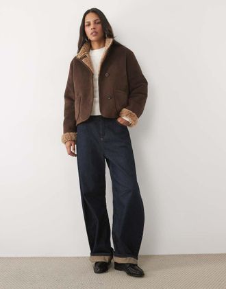 New Look manteau en daim synth&eacute;tique doubl&eacute; imitation peau de mouton marron fonc&eacute;
