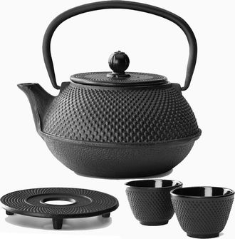 Bredemeijer Teekanne asiatisch Gusseisen Set schwarz 0.8 Liter mit Edelstahl Tee-Filter Sieb-Einsatz für losen Tee mit Untersetzer und Teebecher (2 Tassen)
