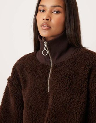 Asos Hochgeschlossenes Oversize-Oberteil aus Teddyfell in Schokobraun mit durchgehendem Rei&szlig;verschluss-Brown