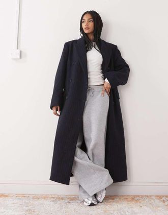 Weekday Logan - Manteau oversize crois&eacute; en laine m&eacute;lang&eacute;e &agrave; fines rayures - Bleu marine fonc&eacute;