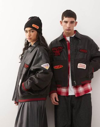 Reclaimed Vintage x Stranger Things - Unisex-Bomberjacke aus Kunstleder in Schwarz mit Cord-Einsatz und gemischten Aufnähern