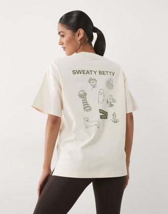 Sweaty Betty British Heritage Grafik-T-Shirt in Cremebeige mit gr&uuml;nem Schriftzug-Braun