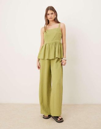 Asos Jumpsuit in Olivgr&uuml;n mit Sch&ouml;&szlig;chen-Taille