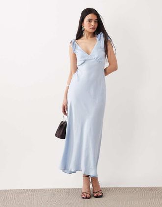 New Look Robe mi-longue en satin &agrave; &eacute;paules nou&eacute;es - Bleu clair