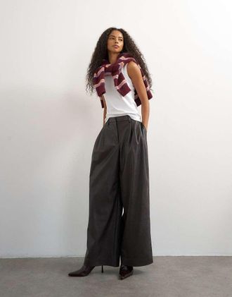 Topshop jupe pliss&eacute;e en imitation cuir couleur espresso-Noir