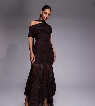 KAIIA Exclusivit&eacute; - Kaiia - Robe longue et moulante en dentelle &agrave; &eacute;paules d&eacute;nud&eacute;es avec encolure style foulard et ourlet transparent - Chocolat-Multicolore