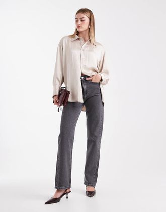 Asos Longline-Hemd aus Satin in Ecru mit Knitterstruktur und kontrastierenden Nähten-Weiß