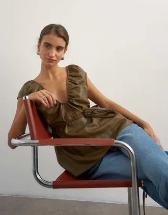 Topshop Oberteil aus Kunstleder mit tiefem Ausschnitt und Bindeband-Detail in Olivgr&uuml;n