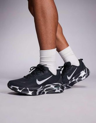 Nike Vomero 18 - Baskets &agrave; d&eacute;tails r&eacute;fl&eacute;chissants - Noir/argent&eacute;-Gris