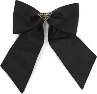Prada Caps & Mützen - Bow Hair Clip With Enameled Logo - Gr. ONE SIZE - in Schwarz - für Damen