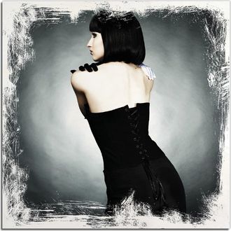 Wallario Wandbild aus Holz Schöne Frau im schwarzen Kleid zeigt ihren Rücken - 40 x 40 cm in Premium-Qualität: Brillante Farben