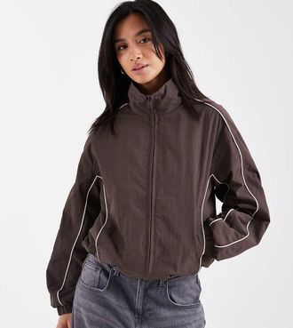 Asos Petite ASOS DESIGN Petite - Oversize-Trainingsjacke in Braun mit cremefarbener Paspelierung-Neutral