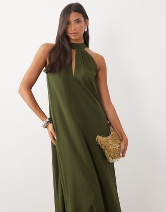 Lace & Beads robe longue trap&egrave;ze sans manches avec d&eacute;tail choker en olive-Vert