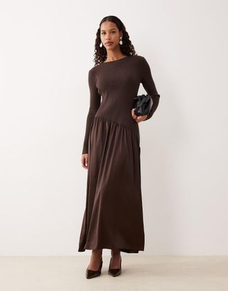 Asos Robe longue en satin avec bordure tiss&eacute;e - Chocolat-Brown