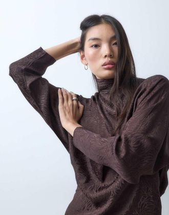 Asos robe courte en jacquard satin&eacute; &agrave; col montant et manches chauve-souris marron
