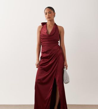Tfnc Petite Robe de demoiselle dhonneur longue en satin avec dos nu, col b&eacute;nitier, d&eacute;collet&eacute; plongeant et fente - Bordeaux-Rouge