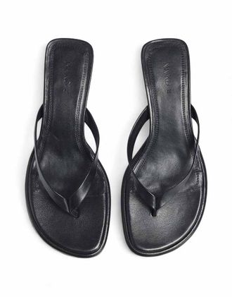 NA-KD Zehenstegsandalen aus Leder in Schwarz mit Absatz