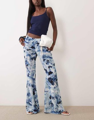 Good American Schlaghose aus Chiffon mit blauem Blumenmuster und V-Bund, Kombiteil