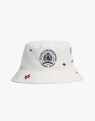 Tommy Jeans Bucket Hat mit mehrfarbiger Flaggenstickerei in Wei&szlig;
