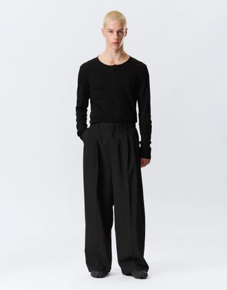 Weekday Pantalon large ajust&eacute; avec pinces sur lavant - Noir