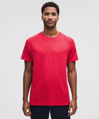 lululemon Metal Vent Tech T-Shirt f&uuml;r M&auml;nner - Gr&ouml;&szlig;e M in Red Glow