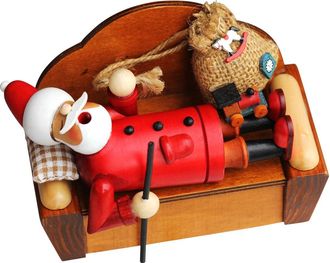 Generic Räuchermännchen Weihnachtsmann liegt schlafend auf dem Sofa