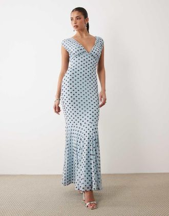Asos Robe longue &agrave; pois avec col V et ourlet plongeant - Bleu-multicolore