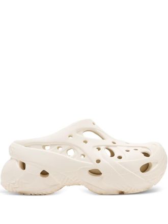 Crocs Caged Clogs mit Cut-Out - Wei&szlig;