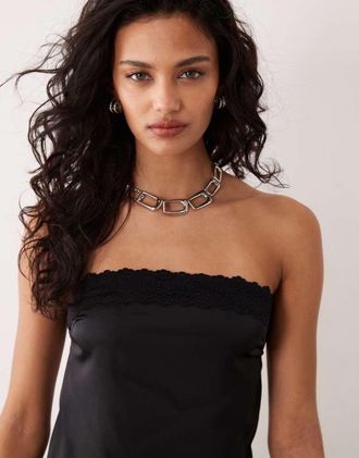 Motel Minae - Tr&auml;gerloses Oberteil aus Satin in Schwarz mit Bindeg&uuml;rtel