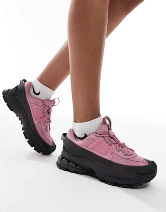 Nike ZOOM Vomero 5 Roam - Sneaker in Rosa und Schwarz-Blau