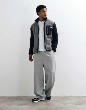 The North Face Yumioro polaire zipp&eacute;e int&eacute;grale en gris et noir