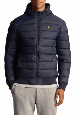 Lyle & Scott Quilted Wadded Jacket für Herren in Schwarz ist eine leichte, isolierte Steppjacke mit Kapuze, die perfekt für kühleres Wetter ist