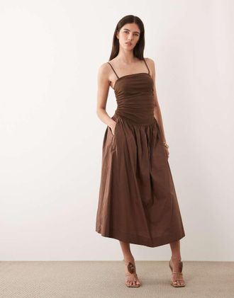 Never Fully Dressed Lola - Midi-Tr&auml;gerkleid in Schokobraun mit gerafftem Oberteil und tiefer Taille