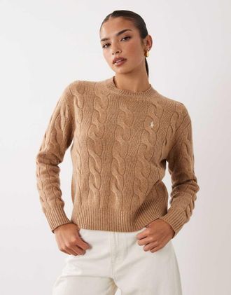 Polo Ralph Lauren Pull coupe droite en maille torsad&eacute;e avec logo embl&eacute;matique - Fauve camel-Marron