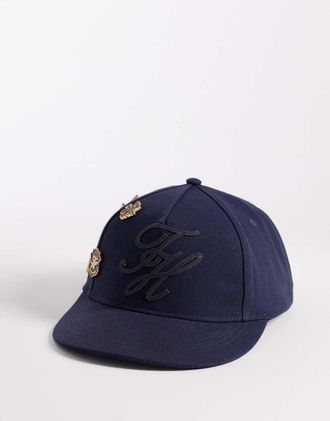 Tommy Hilfiger M&uuml;tze in Marineblau mit Logo-Schriftzug und Plaketten